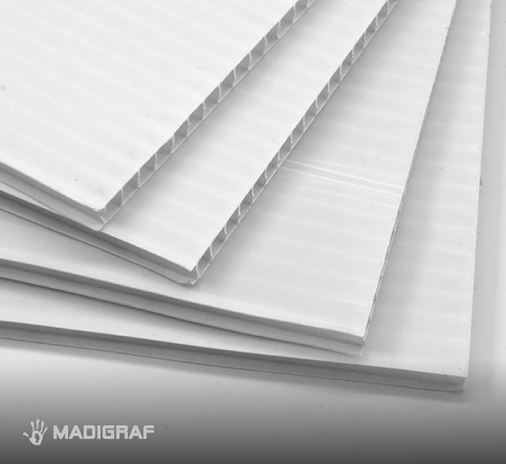 PLASTICO CORRUGADO BLANCO 3MM 1.22M X 2.44M – Madigraf